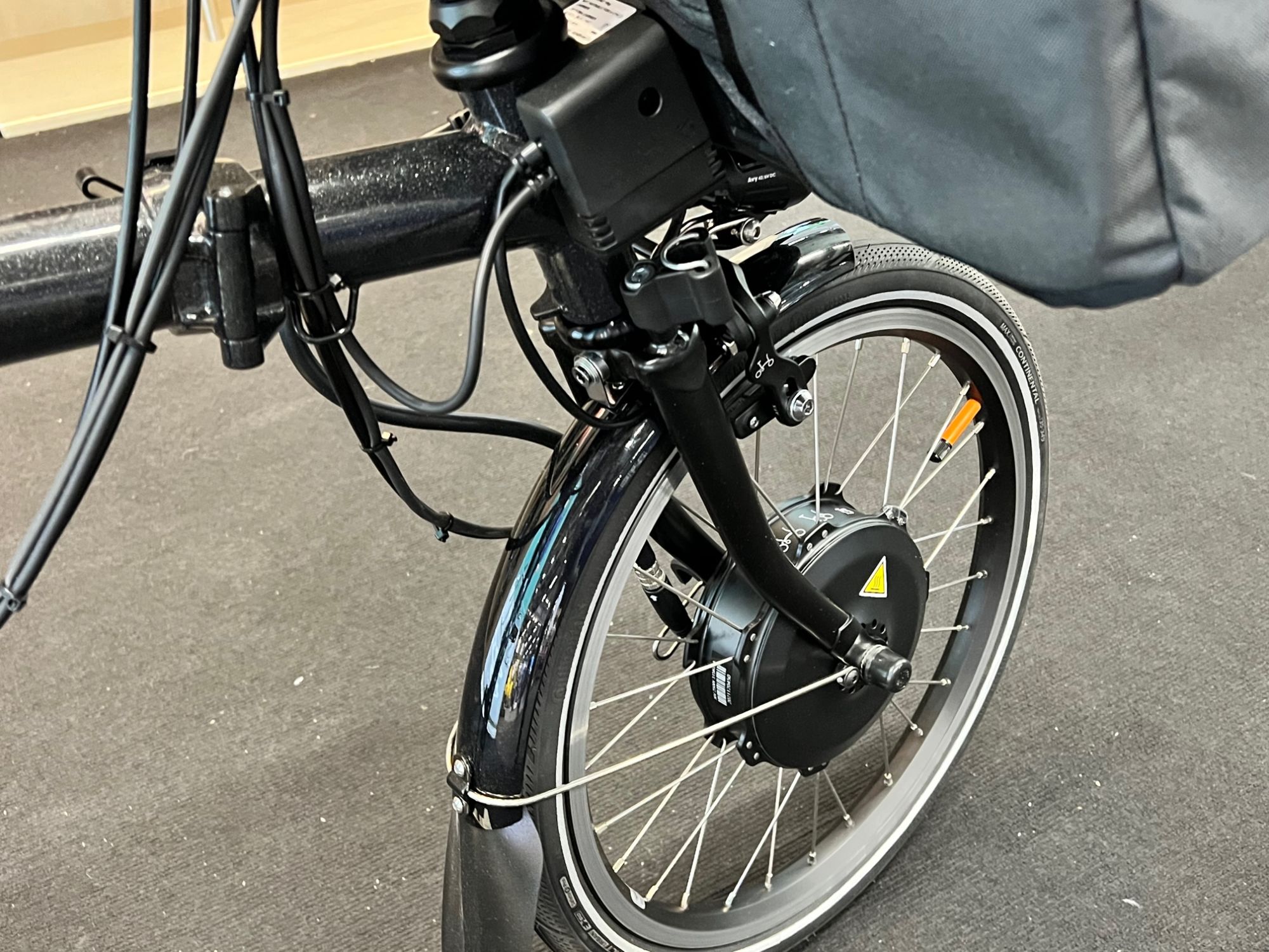Brompton Electric P Line Storm Grey Mittlerer Lenker mit Gepäckträger ...