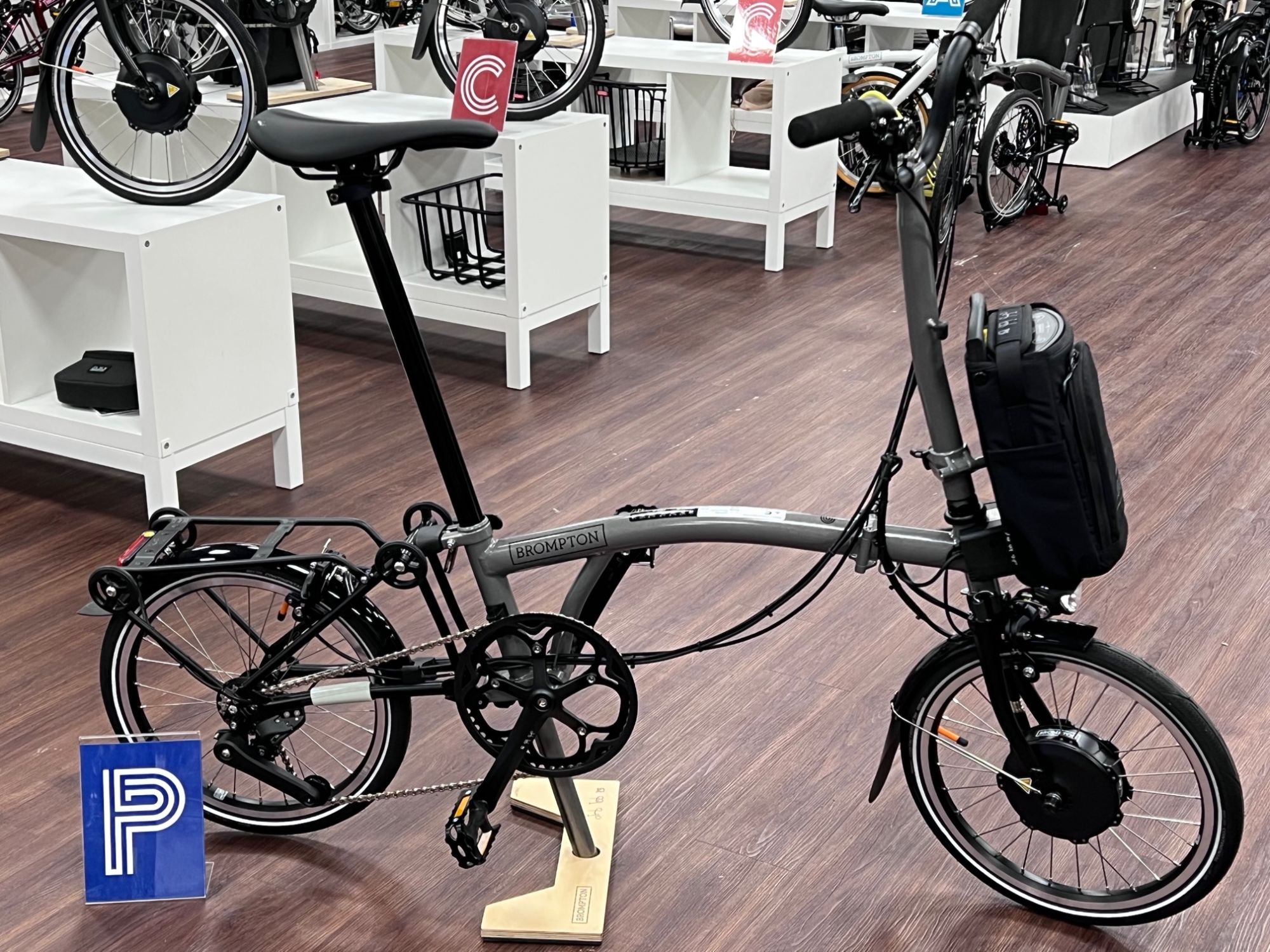 Brompton Electric P Line Storm Grey Mittlerer Lenker mit Gepäckträger ...