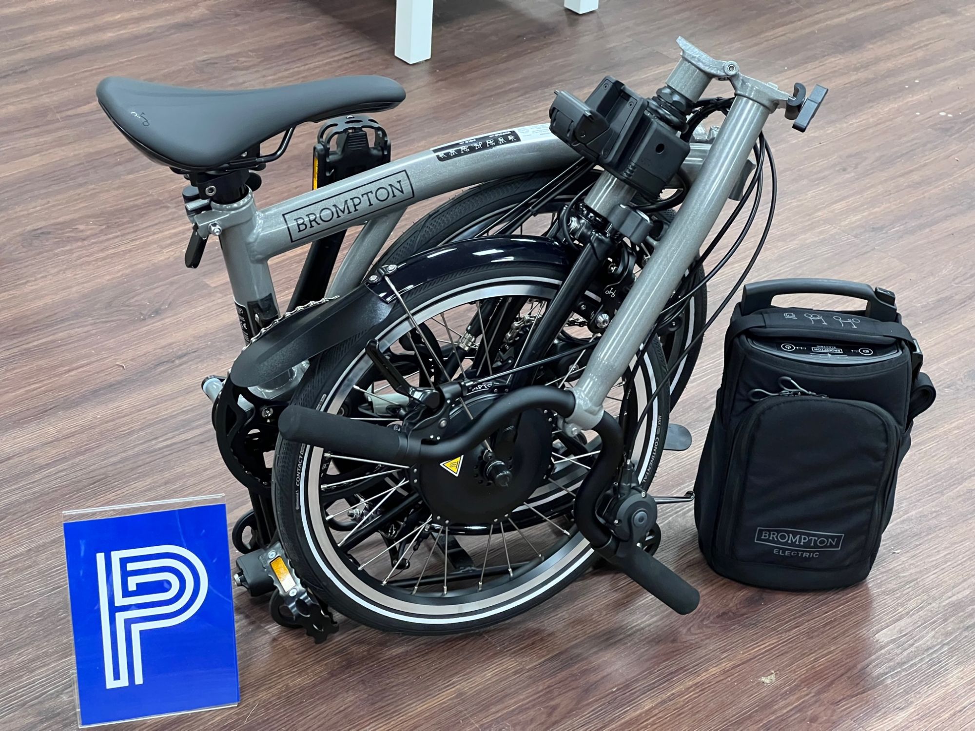 Brompton Electric P Line Storm Grey Mittlerer Lenker mit Gepäckträger ...